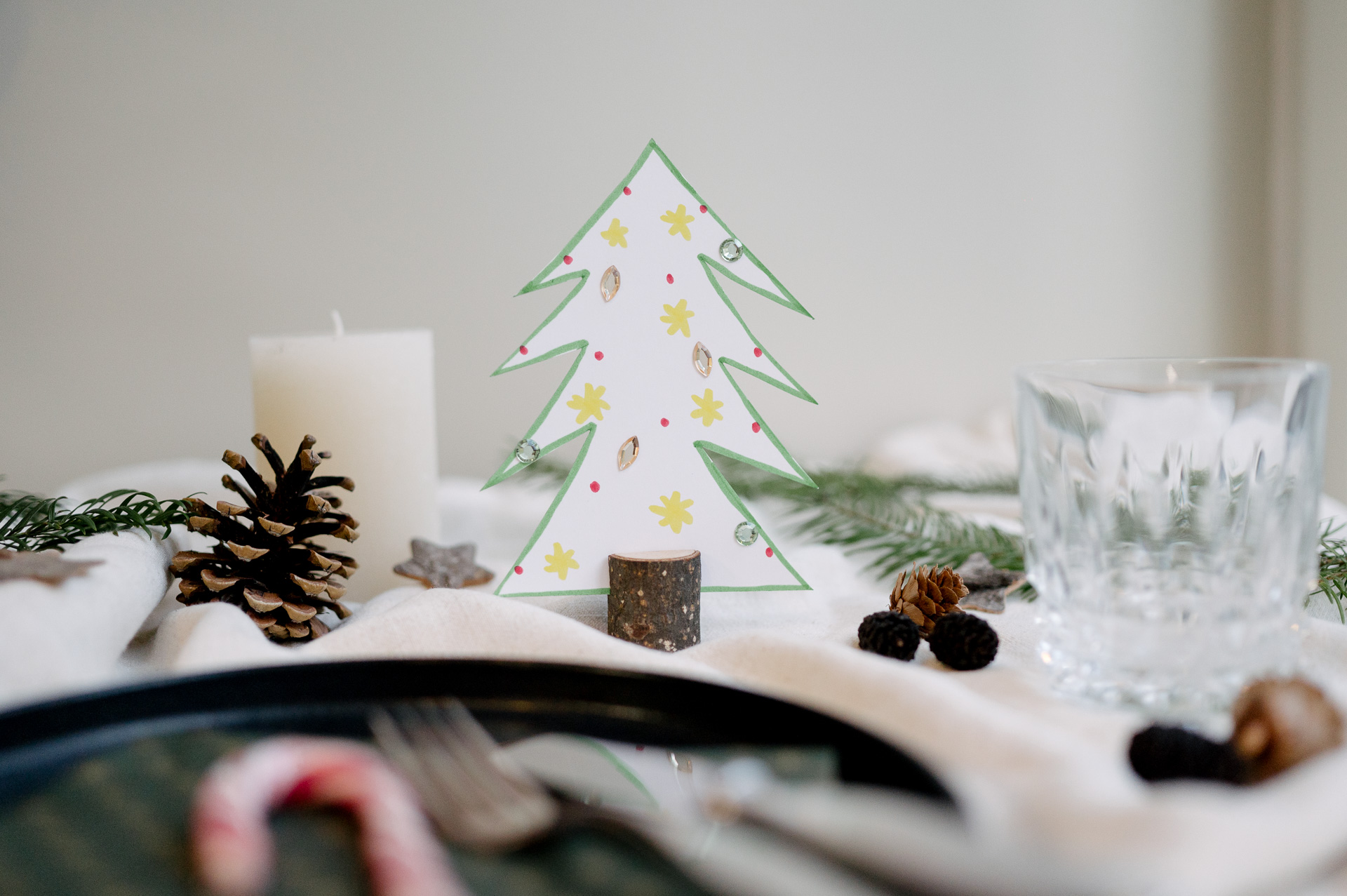 Weihnachtsbasteln mit Kindern: Ideen zum Tannenbaum basteln